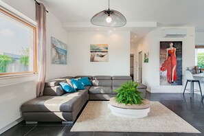 Villa Deluxe | Sala de estar | Televisor de 35 polegadas com canais digitais 