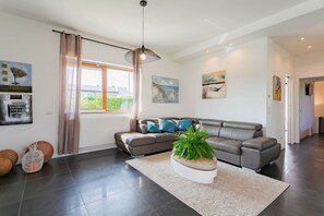 Villa Deluxe | Sala de estar | Televisor de 35 polegadas com canais digitais 