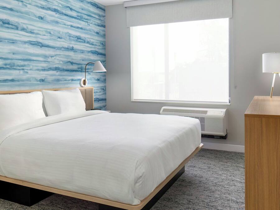 Suite, 1 quarto (Mobility Accessible, Roll-in Shower) | 1 quarto, secretária, ferro/tábua de engomar