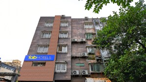 Um edifício de vários andares com uma placa indicando 'fab hotels'.