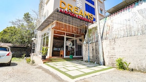 Um edifício com uma placa que diz 'DREAMS AIRPORT RESIDENCY'.