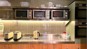 Um frigorífico, um micro-ondas, um forno, uma máquina de lavar louça