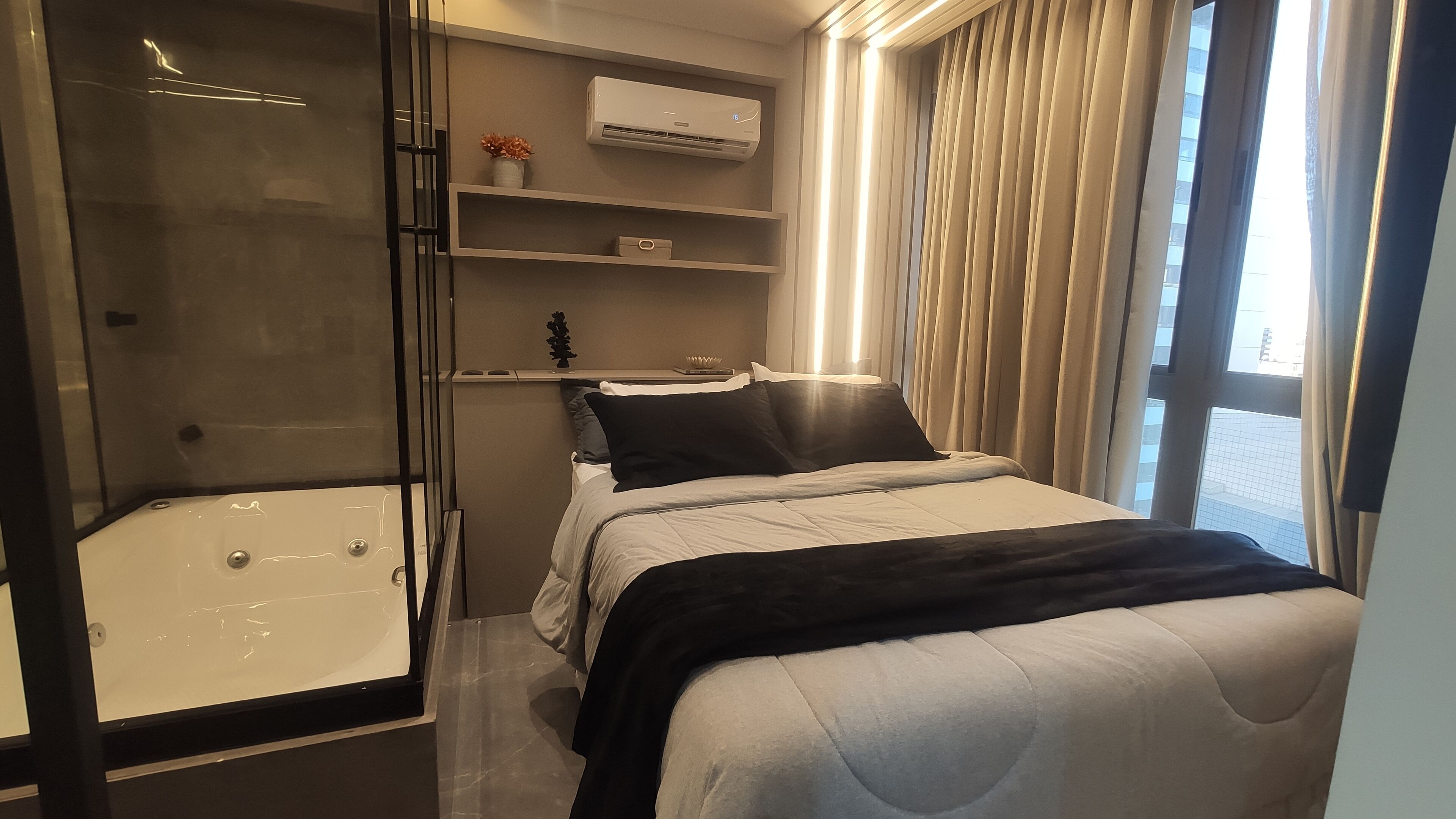 Apartamento Lua de Mel, 1 quarto | Casa de banho | Um polibã, toalhas fornecidas 