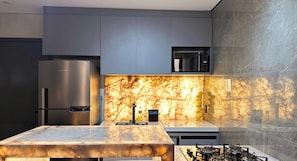 Suíte superluxo | Cozinha privada | Geladeira grande, micro-ondas, talheres/pratos/utensílios de cozinha