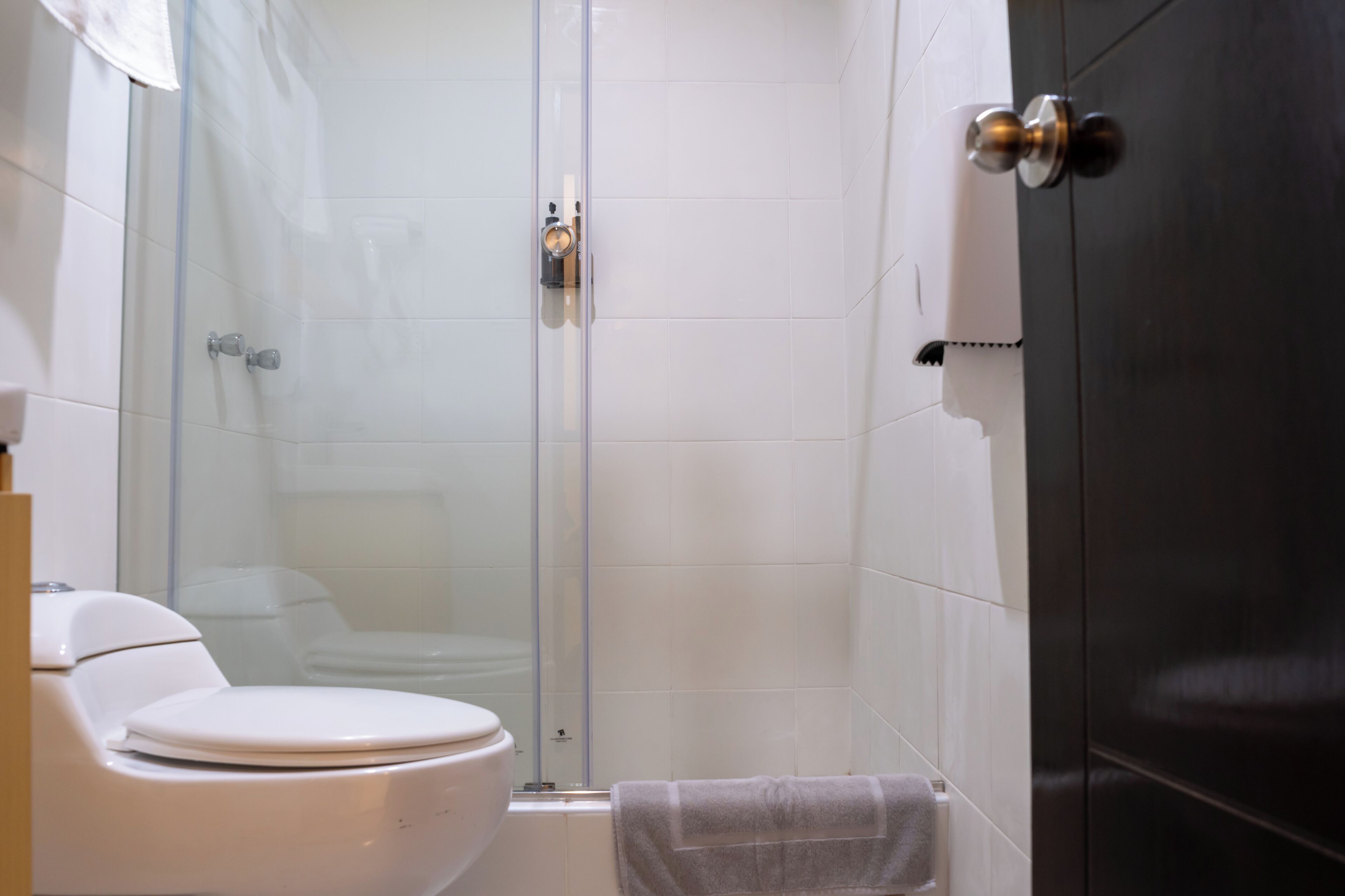 Suite-Estúdio Comfort, em dormitório misto, não fumadores, casa de banho privativa | Casa de banho | Um polibã, um chuveiro fixo, um secador de cabelo, toalhas fornecidas 