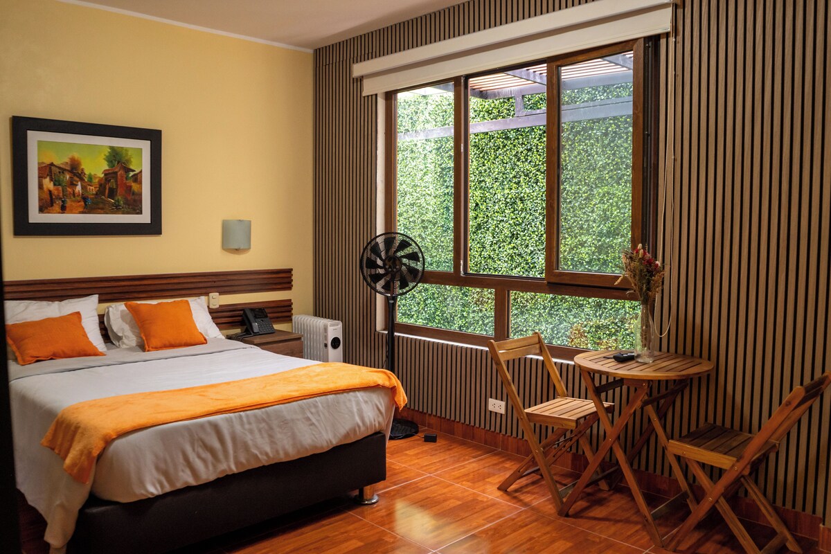 Quarto Clássico com Cama de Casal, não fumadores, vista para o pátio | Secretária, secretária adequada para computadores portáteis 