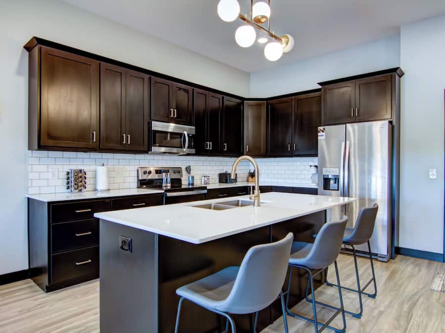 Geladeira grande, micro-ondas, fogão, cooktop