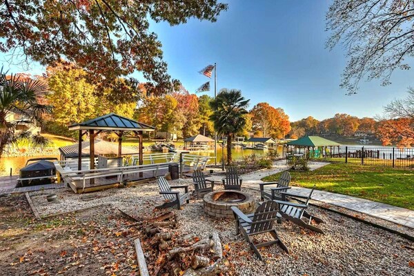 Lakefront Home Private Dock, Tiki Bar, Firepit Shore To Please By Avantstay - Northlake - Charlotte