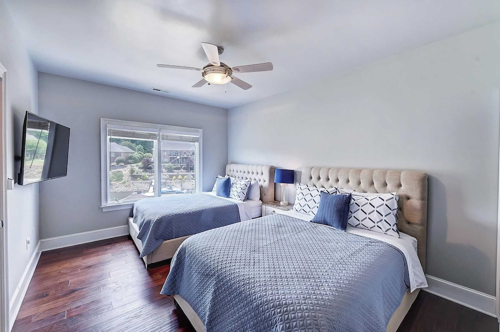 Island Point By Avantstay Sleeps 18 + Dock - Lake Norman, NC