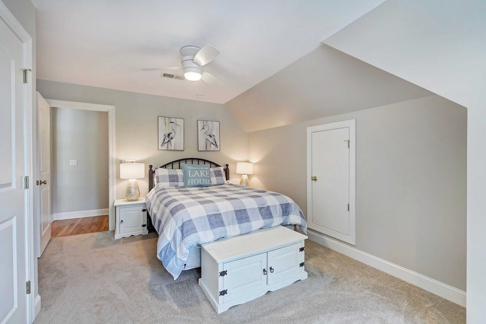 Bright Water Cove Priv Dock+boat Ramp, Waterfront Saltwater Pool Avantstay - Lake Norman, NC