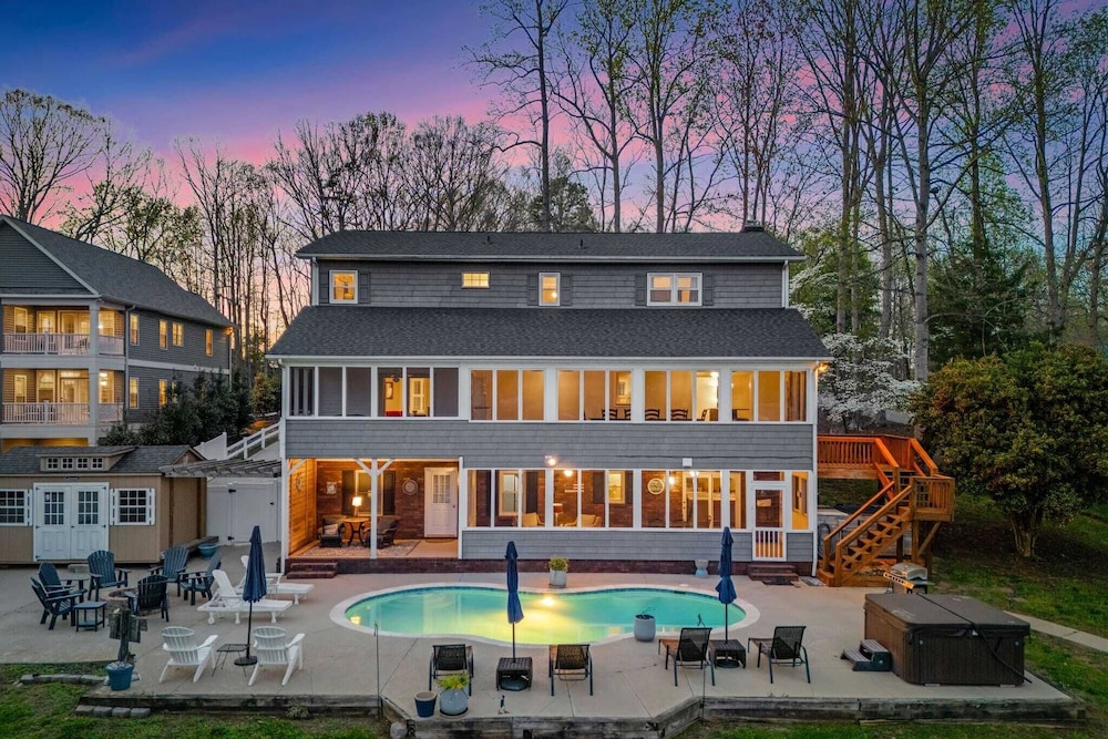 Sleeps 22, Lakefront W/ Private Dock & Pool, 2 Houses Lake Living By Avantstay - Lake Norman, NC