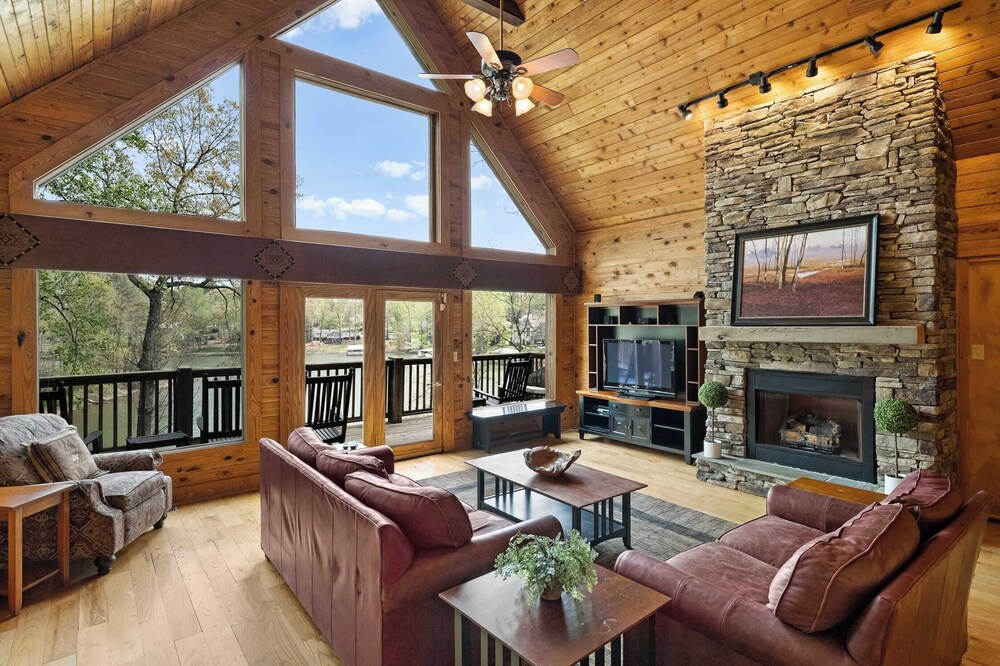 Lakeside Lodge By Avantstay Hot Tub + Dock - Lake Norman, NC
