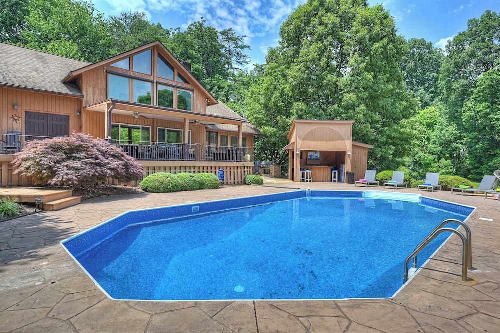 Stay Awhile By Avantstay Lakefront + Pool, Dock - Lake Norman, NC