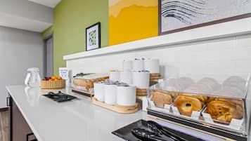 Pequeno-almoço continental diário mediante uma taxa
