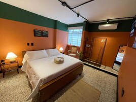 Secretária, Wi-fi grátis, com decoração personalizada