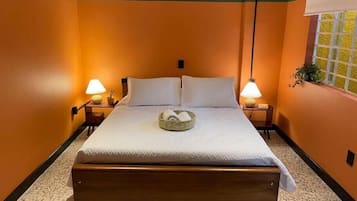 Quarto Clássico com Cama de Casal | Com decoração personalizada, secretária, Wi-fi grátis