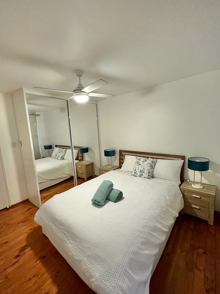 1 Bedroom Cbd Apartment Queen Bed - University of Wollongong, Wollongong campus