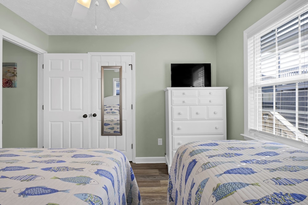 Cozy Cottage Steps From The Beach Small Pet Friendly - Surf City, NC