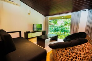 Estúdio superluxo | Área de estar | TV LED