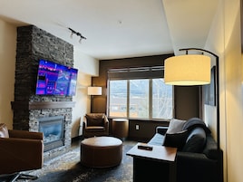 Suíte família | Área de estar | Smart TV 50 polegadas com canais a cabo, lareira