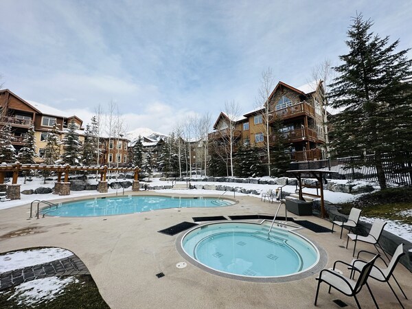 Mountain Retreat - Heated Pool & Hot-tub - Canmore