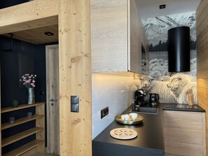 Apartamento Deluxe | Kitchenette privada | Um frigorífico, um micro-ondas, uma placa de cozinha