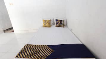 Quarto Duplo Económico | Secretária, Wi-fi grátis, roupa de cama fornecida