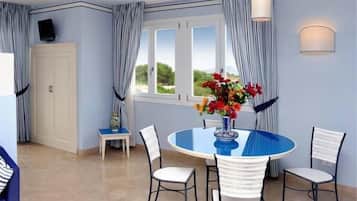 Apartamento, vista para a piscina | Área de estar | TV LCD 32 polegadas com canais digitais