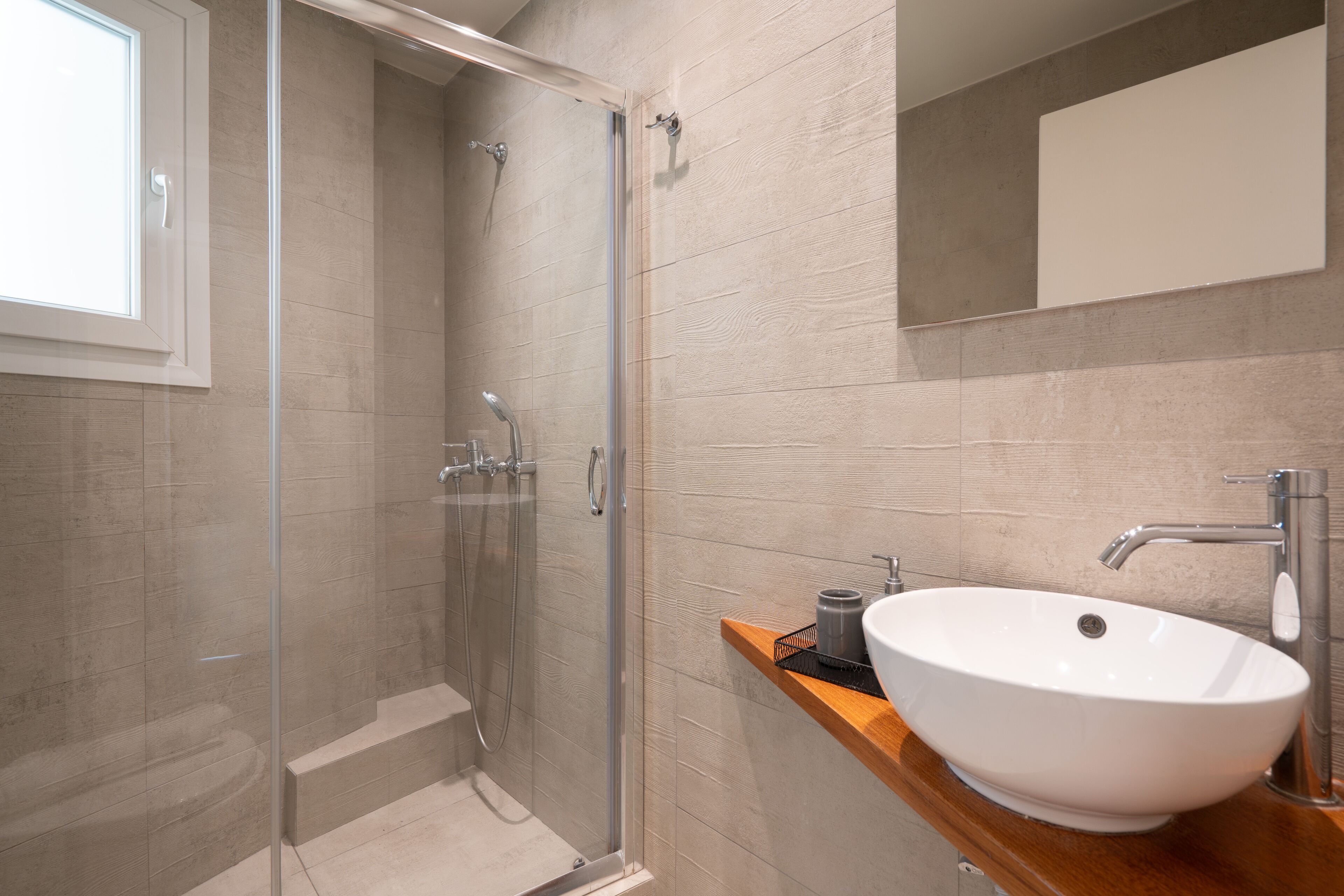 Apartamento Exclusivo | Casa de banho | Um polibã, um chuveiro fixo, um secador de cabelo, toalhas fornecidas 