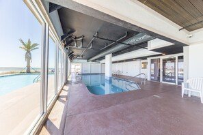 Piscina interior, piscina exterior, espreguiçadeiras 