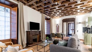 Uma sala de estar moderna com televisão de tela plana, lareira e sofá.