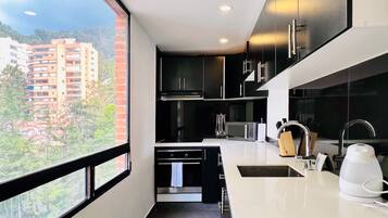 Apartamento design | Cozinha privada | Geladeira, micro-ondas, fogão, chaleira elétrica