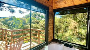 Chalé de Luxo | Casa de banho | Um polibã e uma banheira separados, uma banheira de hidromassagem