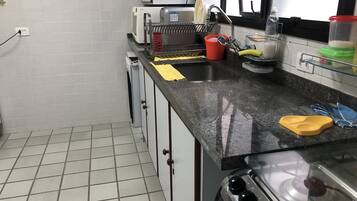 Apartamento | Cozinha privada | Um frigorífico/congelador grande, um micro-ondas, liquidificador