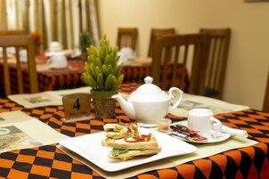 Pequeno-almoço preparado no momento diário incluído 