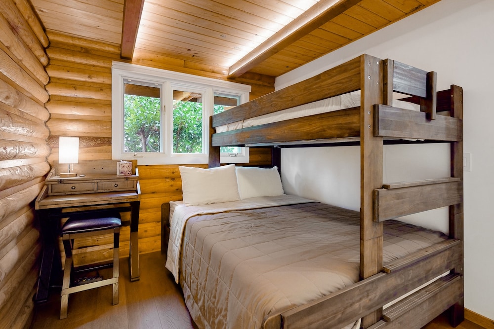 Secluded, Peaceful Waterfront Cabin With Furnished Patio & Full Kitchen - White Rock