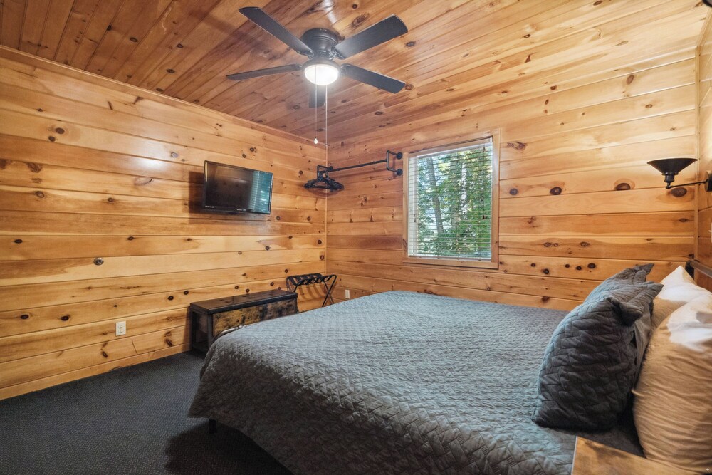 Serene Wooded Family Mtn. Cabin- Great Location next to everything- Pet ...
