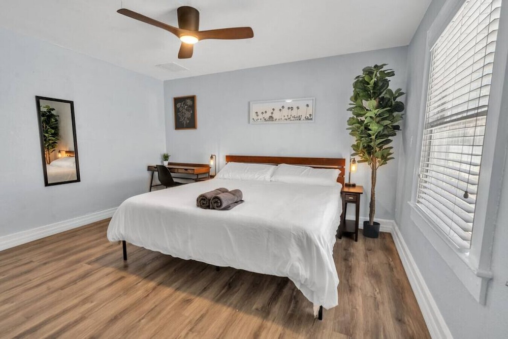 Chic 3 Bedroom 3 Bathroom Grand Central Bungalow - St. Petersburg, FL