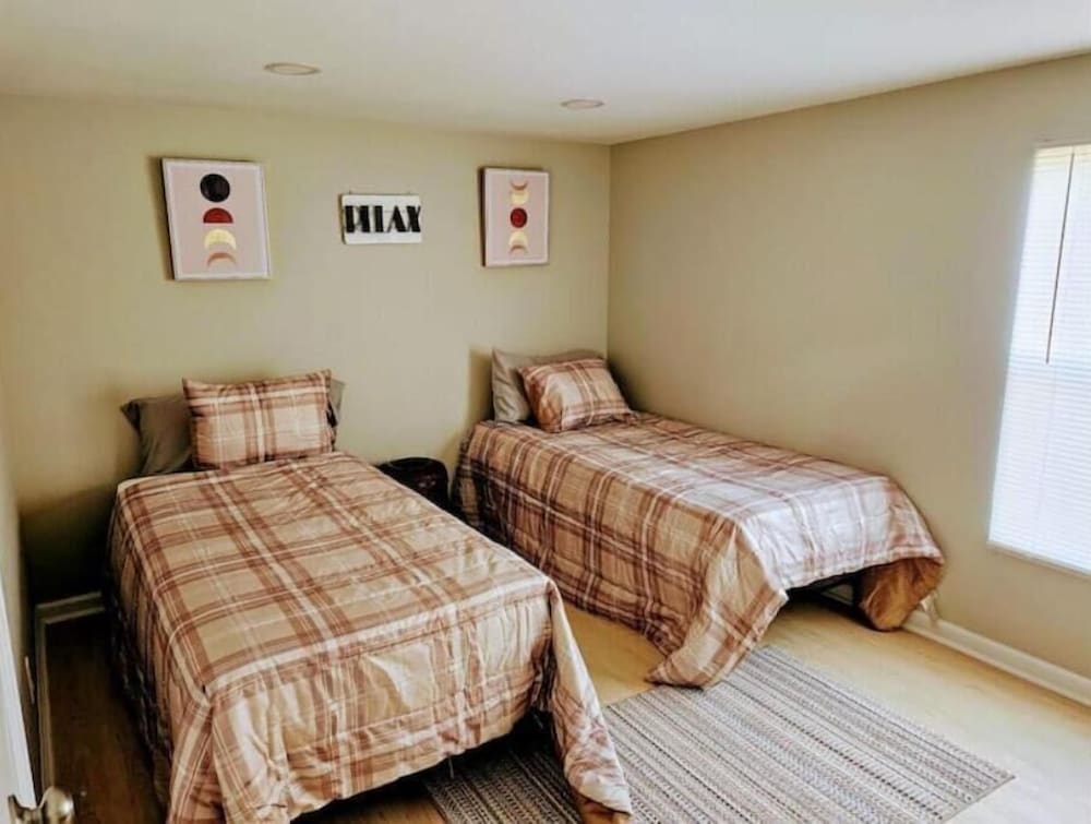 Located Close To Shops & Restaurants, Near The Corning Optical Comm Building - Lake Norman