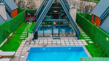 3 piscinas externas, piscina aquecida, guarda-sóis, espreguiçadeiras
