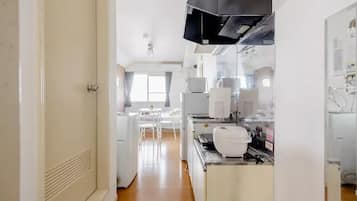 Apartamento básico | Cozinha privada | Geladeira, micro-ondas, cooktop, panela elétrica de arroz