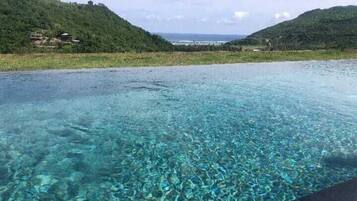 Piscina externa, guarda-sóis, espreguiçadeiras
