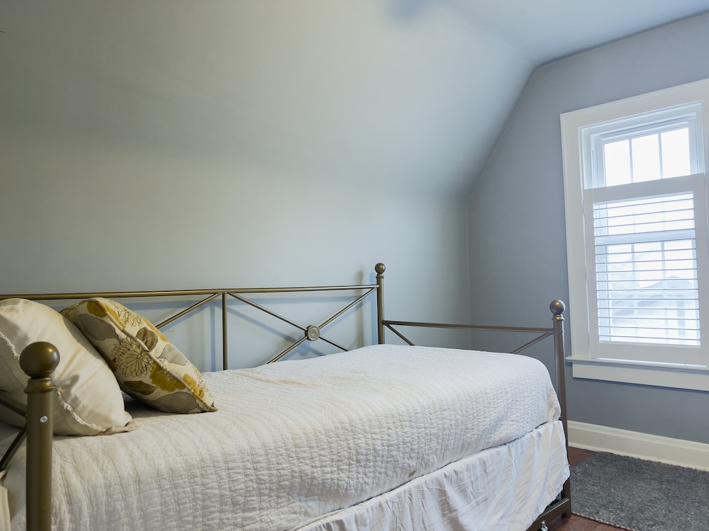 Cozy Cottage- Close To High Street And Osu Campus And Pet Friendly! Sleeps 6! - Columbus, OH