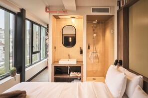 JOST SIGNATURE - Standard Room | Casa de banho | Um chuveiro fixo, um secador de cabelo, toalhas fornecidas, sabão