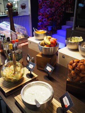 Pequeno-almoço tipo buffet diário (16 EUR por pessoa)