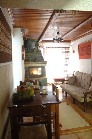Apartamento elite, lareira | Cortinas blackout, Wi-Fi de cortesia, roupa de cama