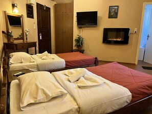 Quarto casal básico | Cortinas blackout, Wi-Fi de cortesia, roupa de cama