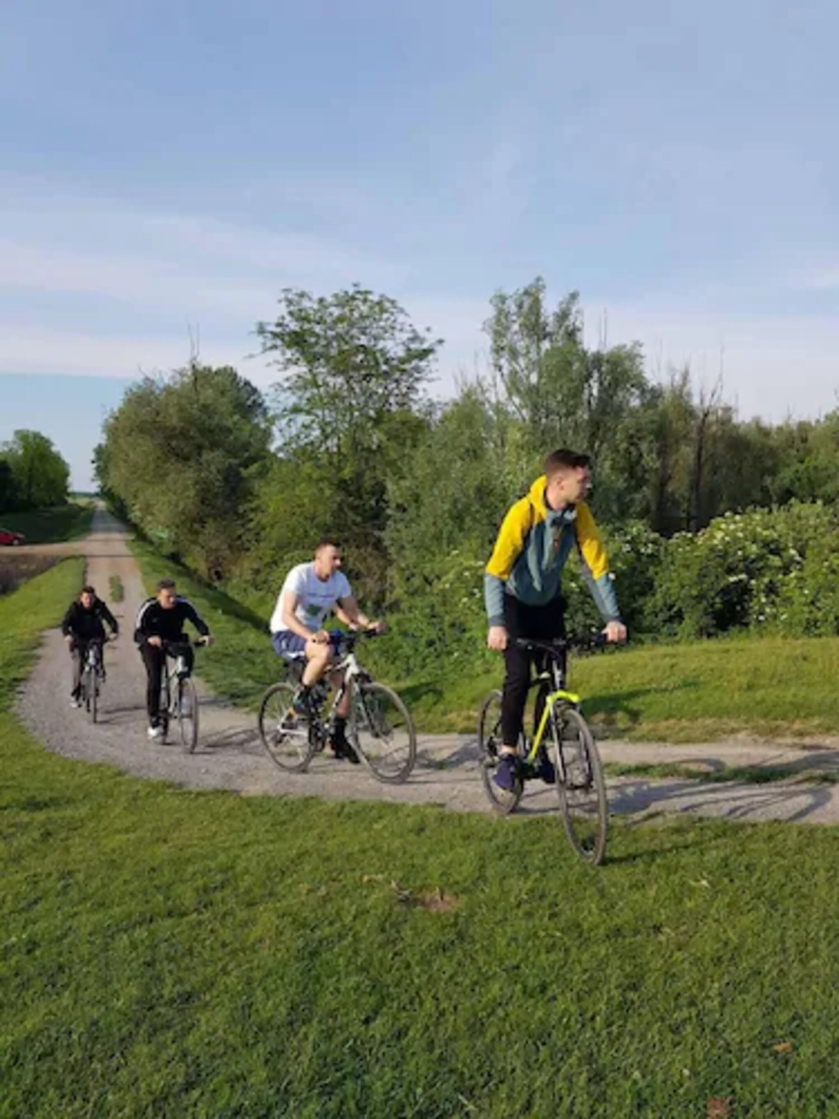 Um caminho pavimentado com ciclistas.