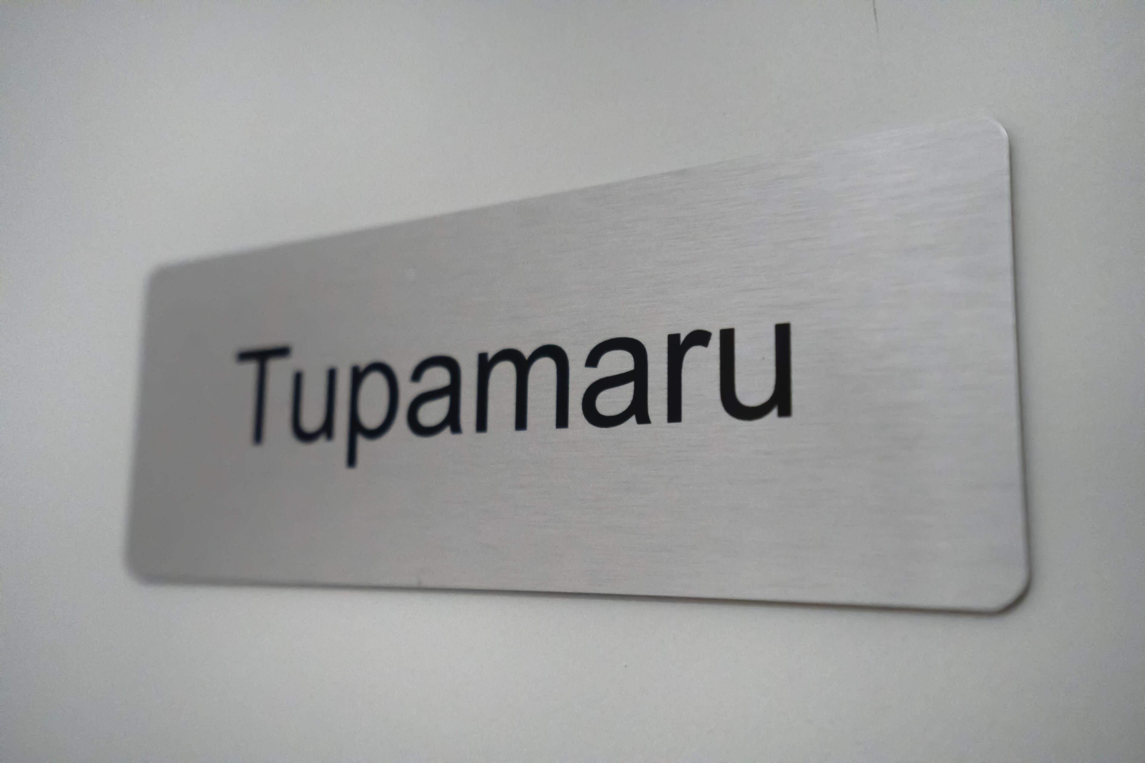 Uma placa metálica com o texto 'Tupamaru'.