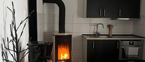 Apartamento | Cozinha privada | Geladeira, micro-ondas, fogão, cooktop